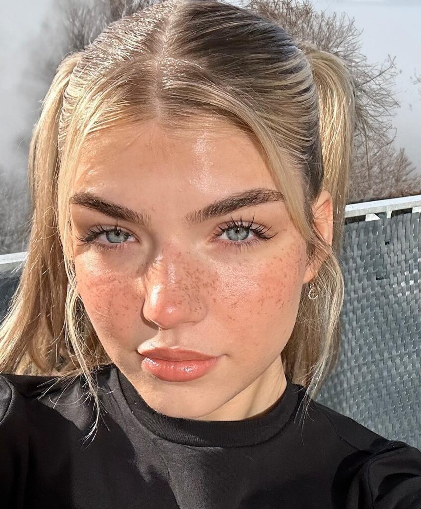 ­Fibii (TikTok Star) Wikipedia, Biography, Age, Family, Height, Net ...