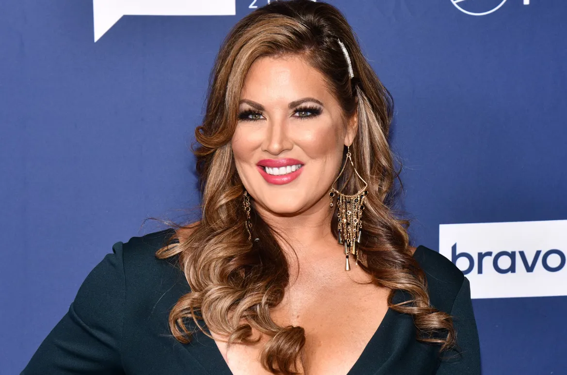 Emily Simpson Wikipedia, Biography, Age, Family, Height, Net Worth ...